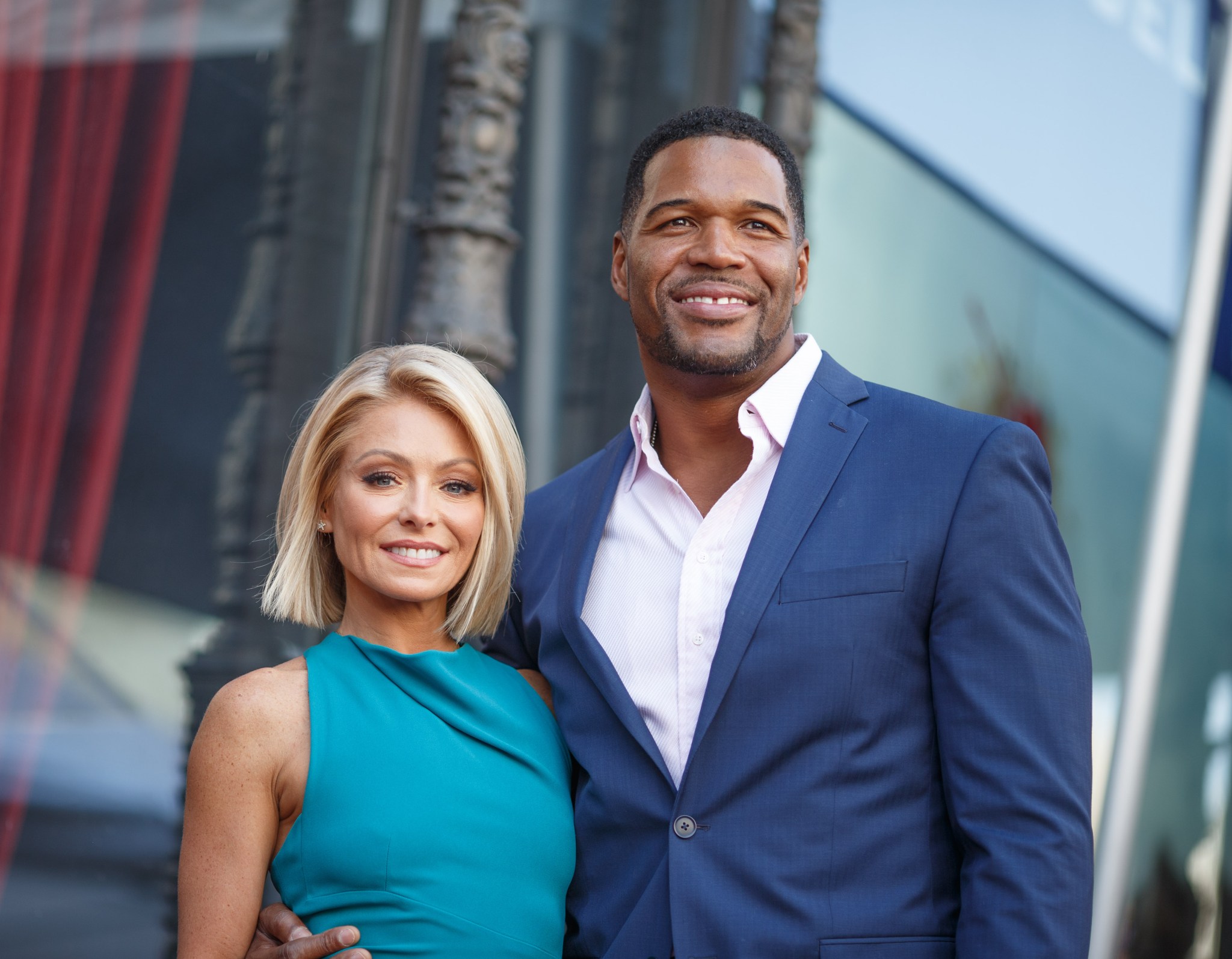 Kelly & Michael Reunite On 'Live'