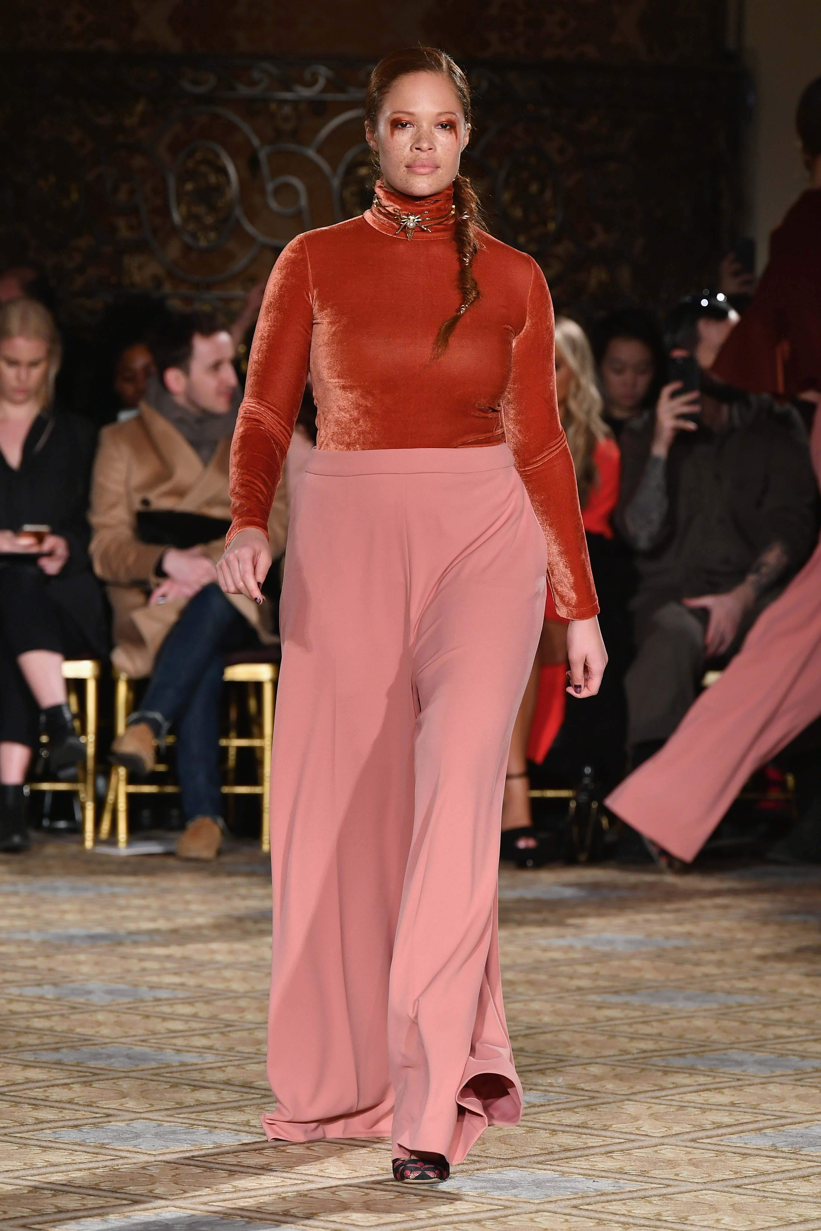 19 Stunning Plus-Size Women Rocking Holiday Looks That Will Inspire ...