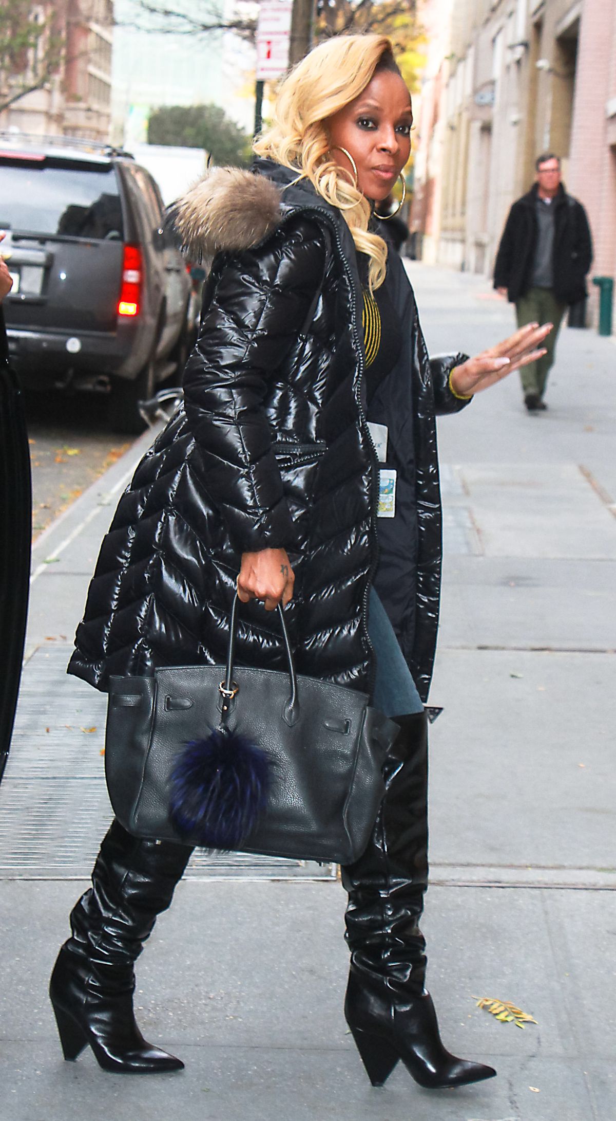 Mary J Blige's wearing thigh high boots